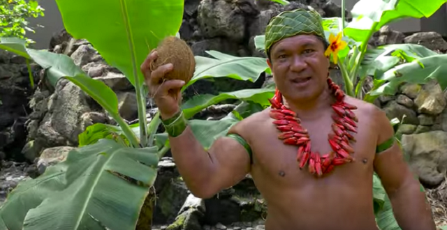 Así es como un hombre pela un coco con los dientes en menos de 20 ...