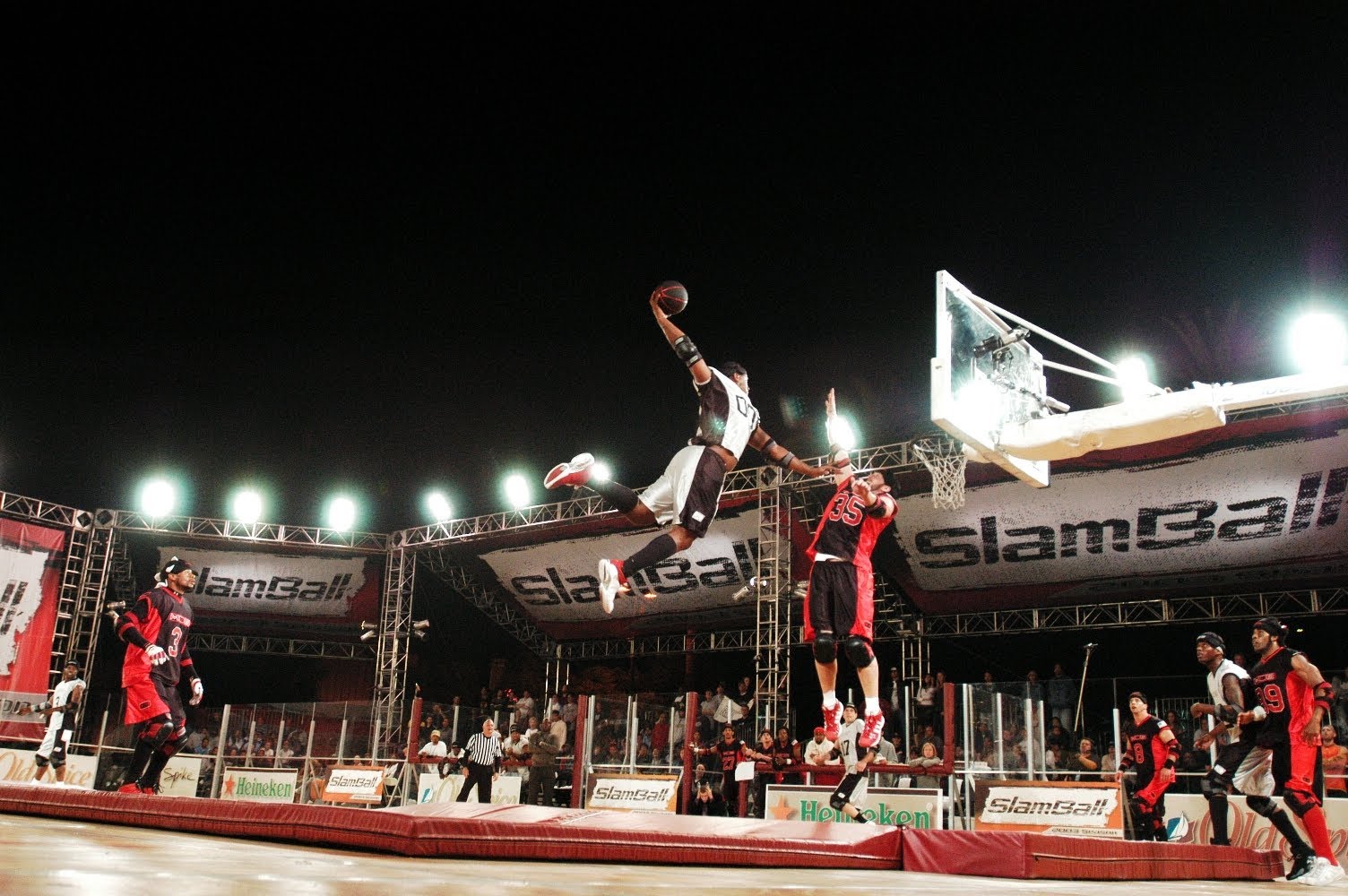 Baloncesto + Trampolines = SlamBall | Universidad de Bogotá Jorge Tadeo Lozano