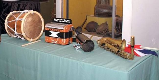 La tambora y güiro dominicanos, colección de arte del merengue ...