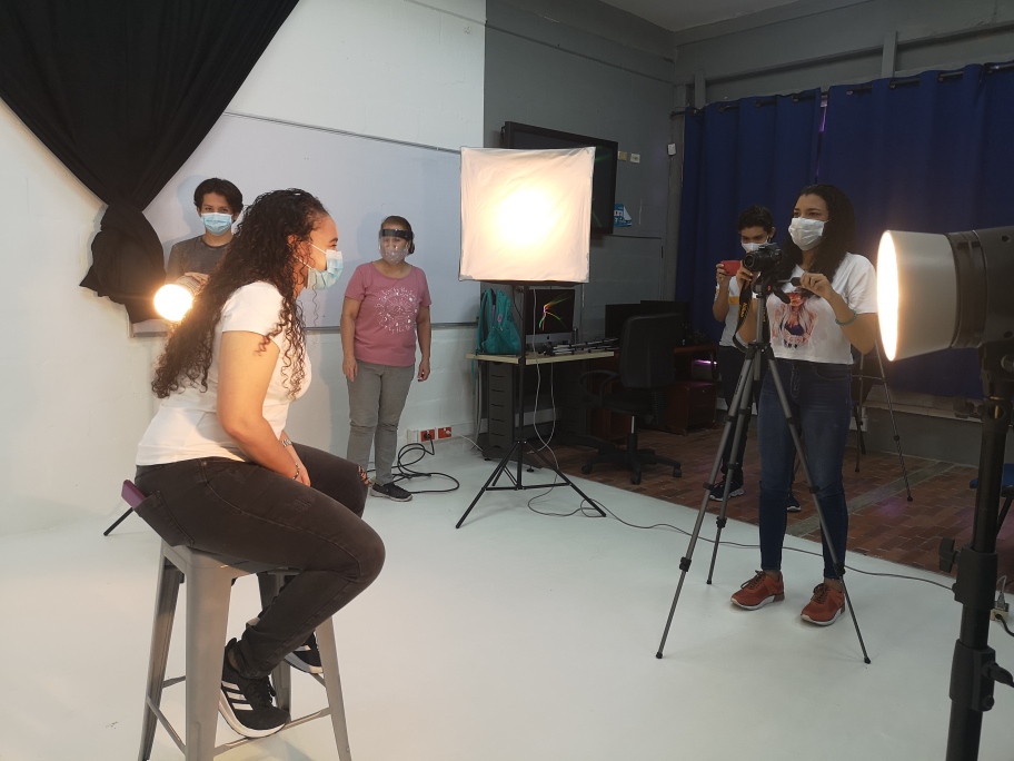 Clase en estudio de fotografía.jpg | Universidad de Bogotá Jorge Tadeo ...